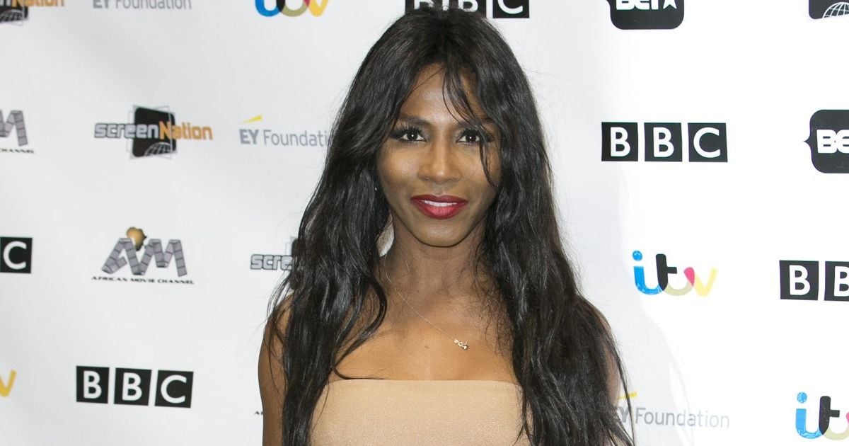 A cantora Sinitta foi um dos primeiros amores de Brad Pitt. Os dois se ...
