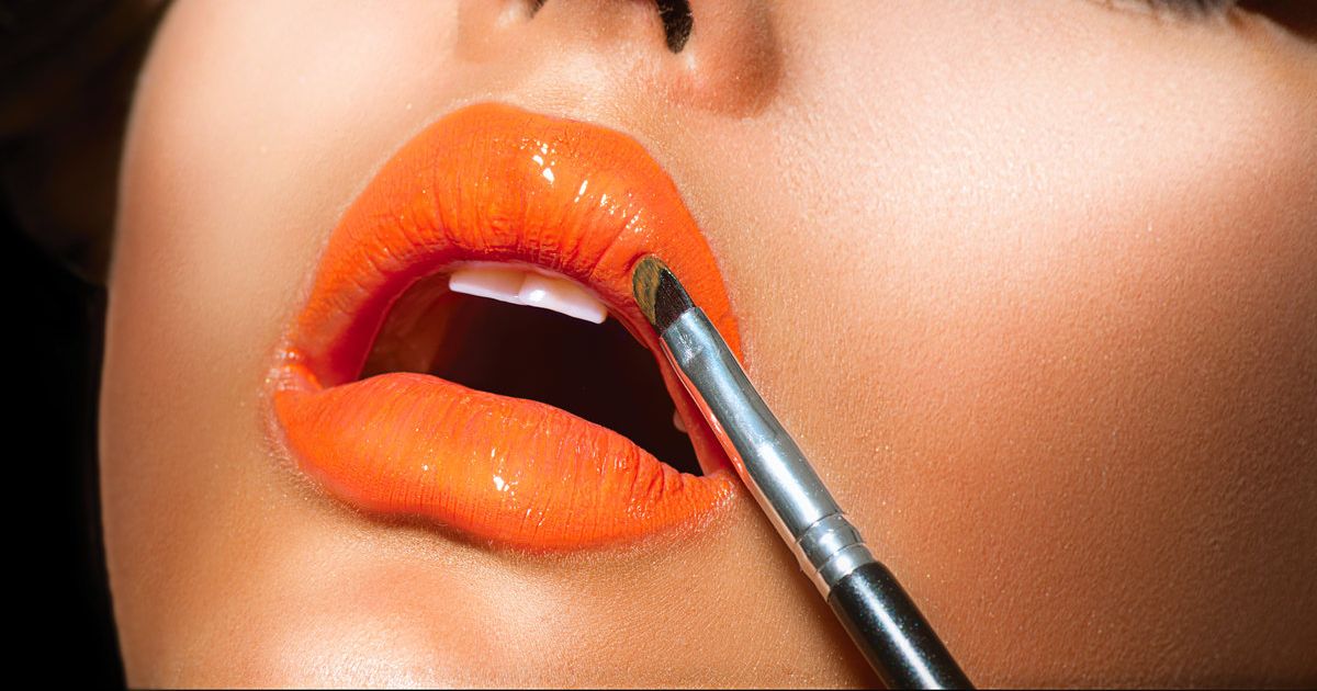 Nos lábios: coral mais vibrante. Já nos olhos, mais suave e mais puxado ...