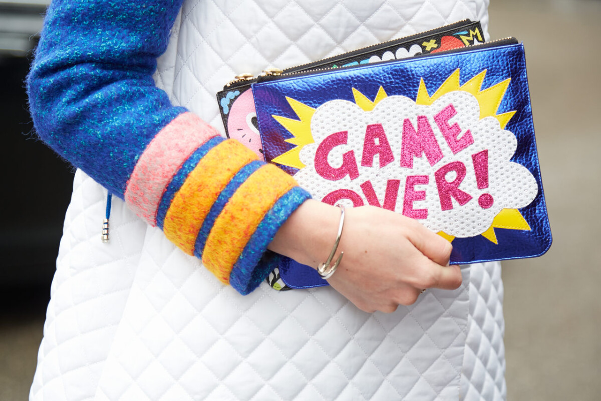 Foto: Mix de estilos na moda de rua: clutch divertida + matelassê ...