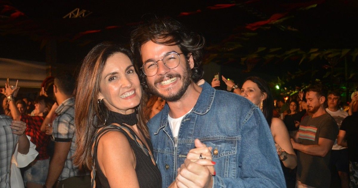 Fátima Bernardes usa vestido longo de renda em festa com namorado ... Fátima Bernardes usa vestido longo de renda em festa com namorado ...