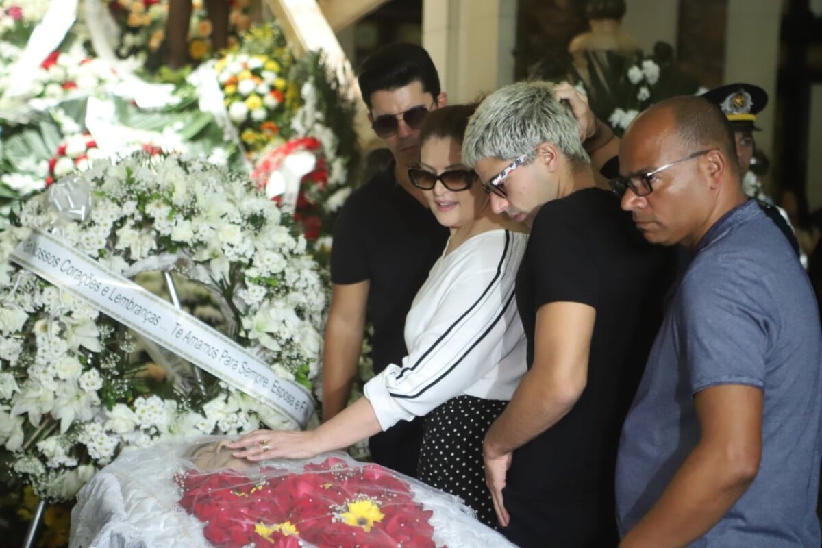 Foto: Sonia Lima ao lado do filho, Diego Montez, e de Wagner Montes ...