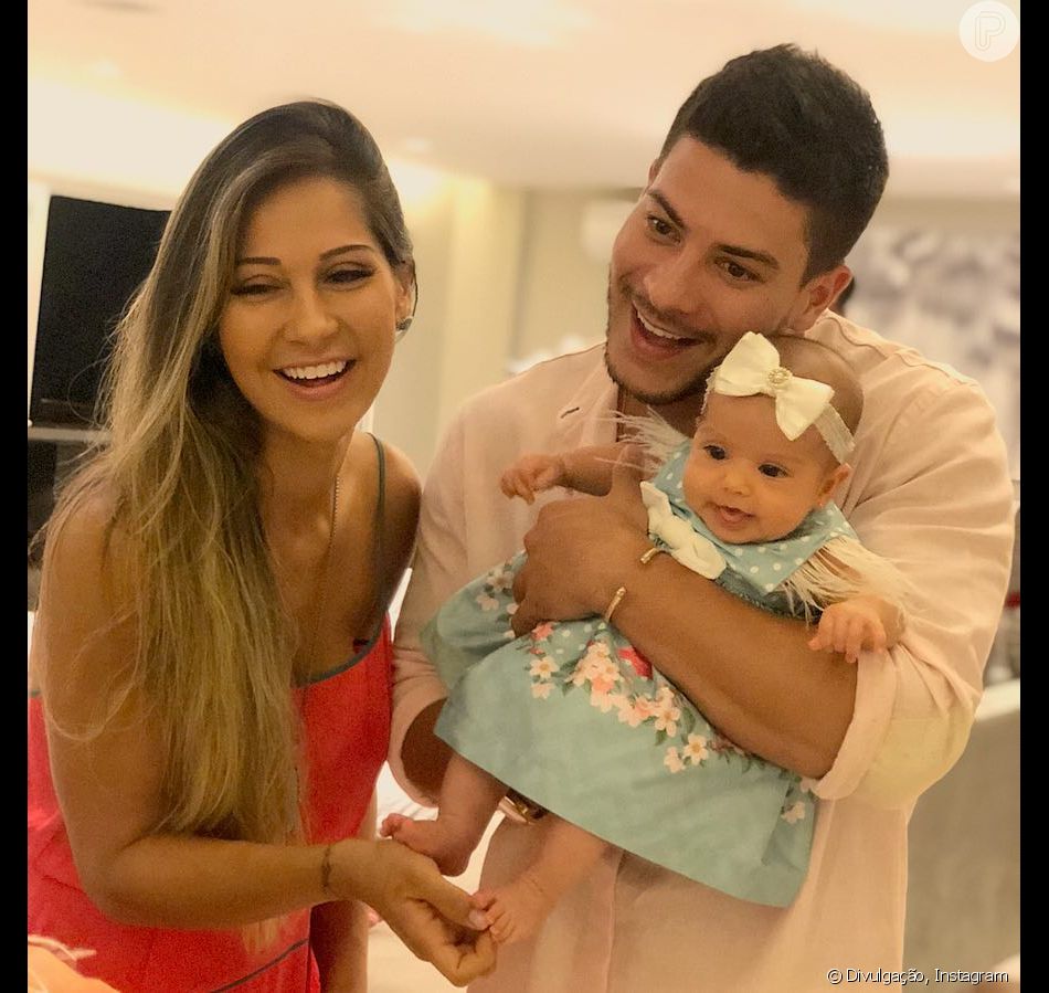 Mayra Cardi, Arthur Aguiar e a filha, Sophia, durante o Natal de 2018 ...