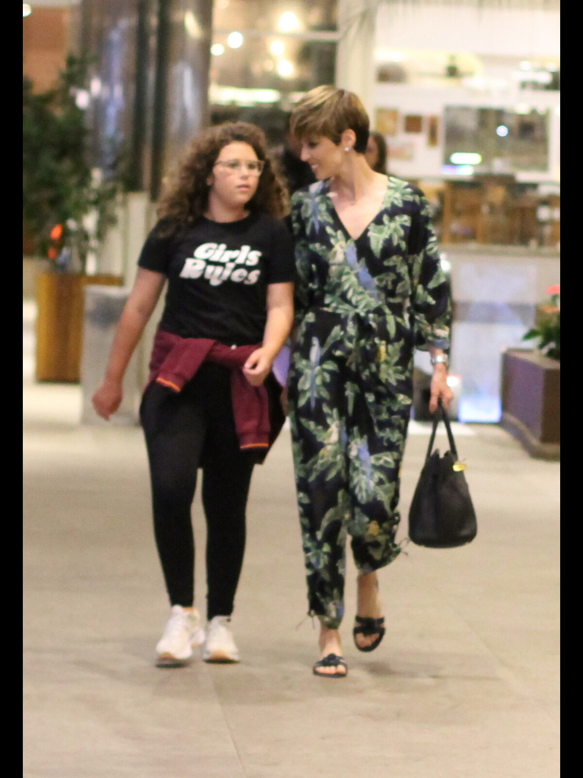 Foto: Ana Furtado foi vista com a filha, Isabella, em um shopping do ...