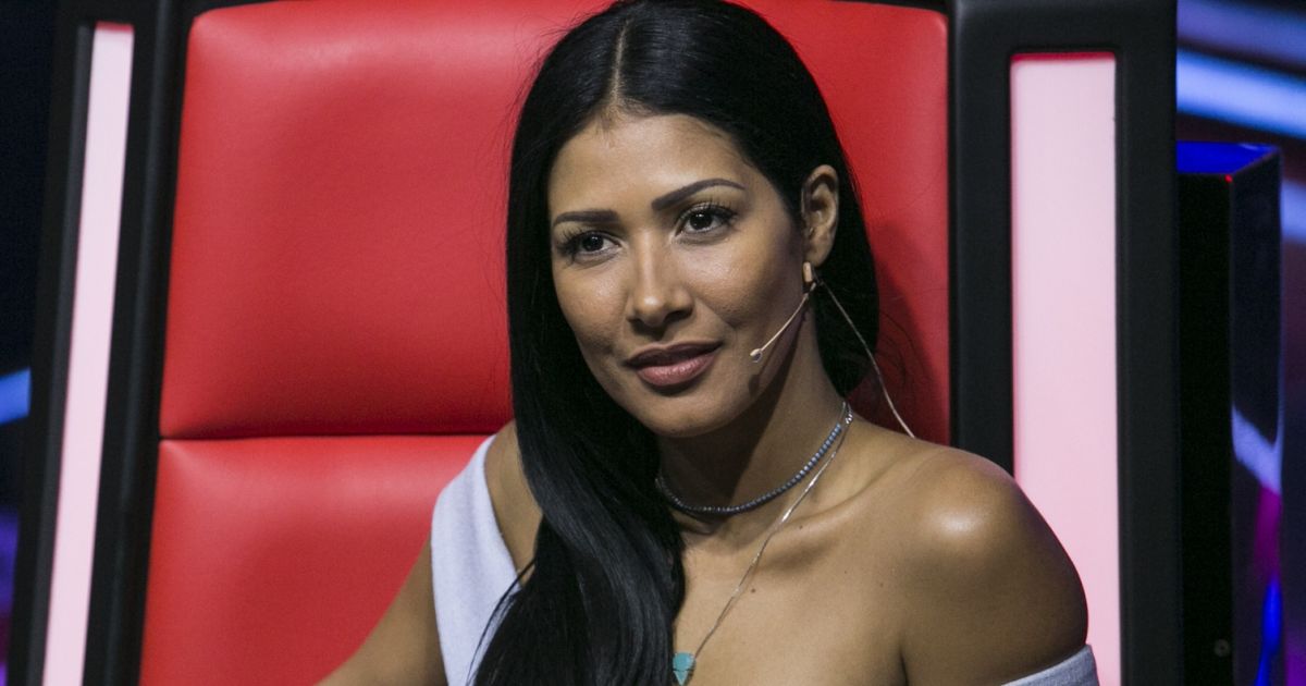 Simaria gosta de deixar o corpo à mostra em looks decotados - Purepeople