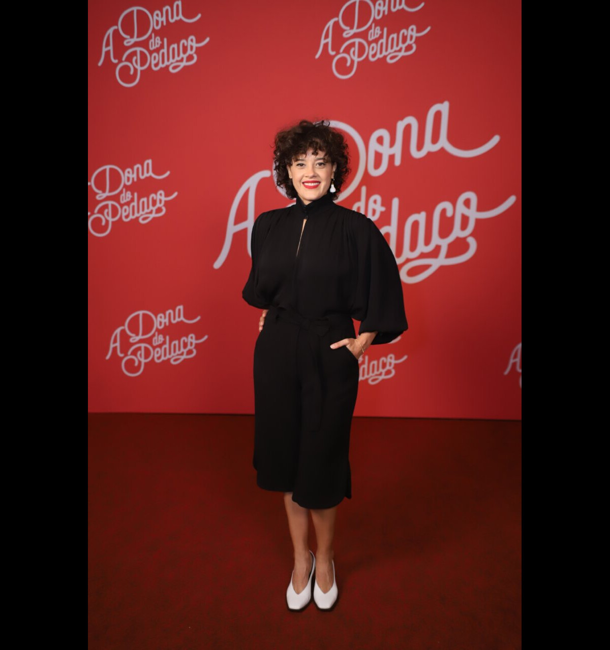 Foto: Maeve Jinkings com pantacourt em look all black e sapato branco ...