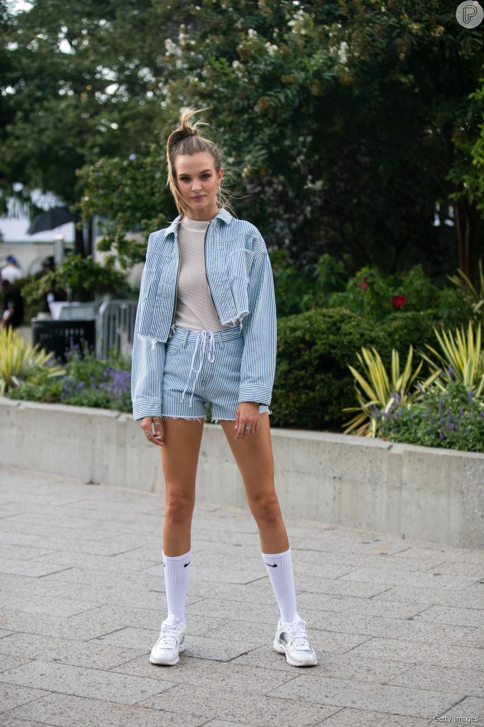 No inverno, o tênis pode garantir um look comfy com meia aparecendo ...