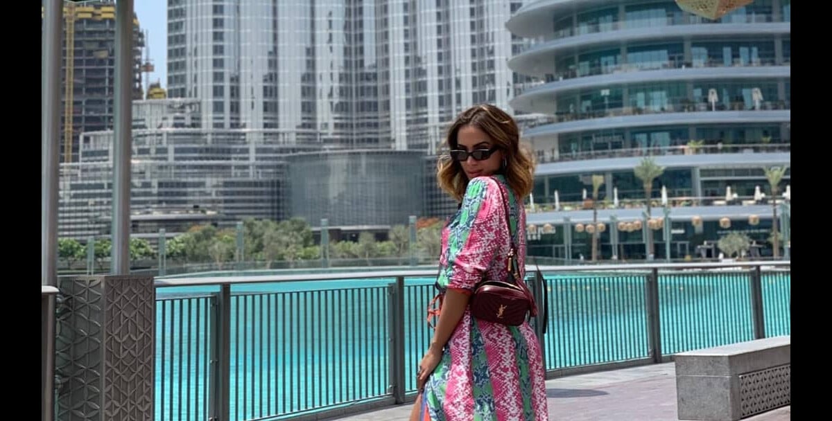 Foto: Anitta, durante parada em Dubai, brilhou com bolsa Yves Saint ...