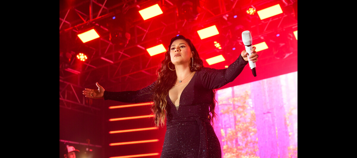 Foto: Simone aposta em decote profundo com tela para deixar o colo à ...