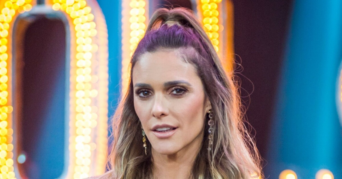 Grávida, Fernanda Lima surpreende web com elasticidade na yoga ...