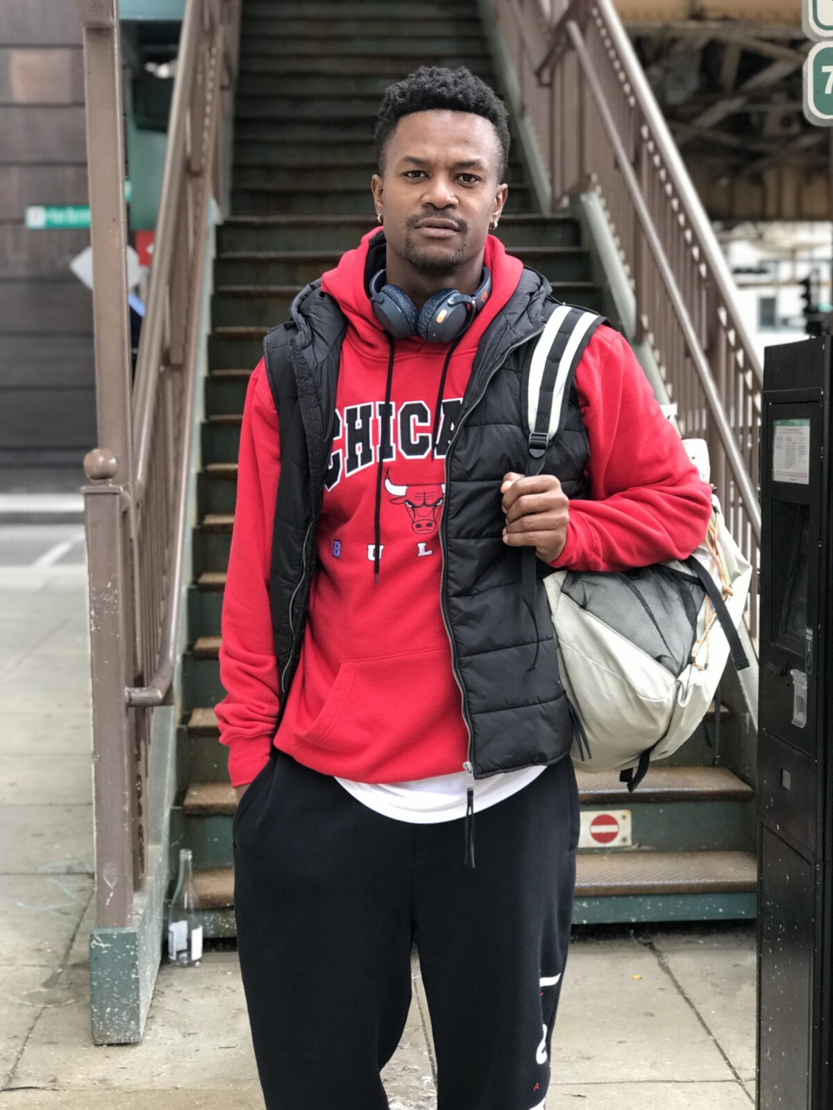Foto: David Junior interpreta um roupeiro do time Chicago Bulls dos ...