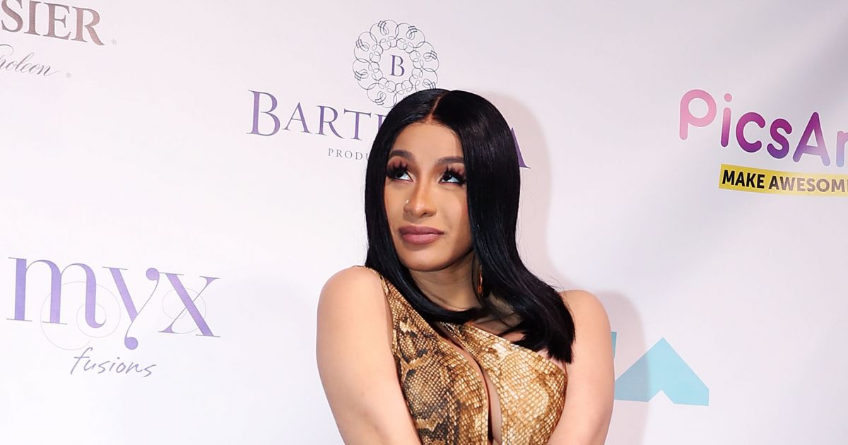 Cardi B escolheu um look mídi e supersexy, com snake print e decote ...