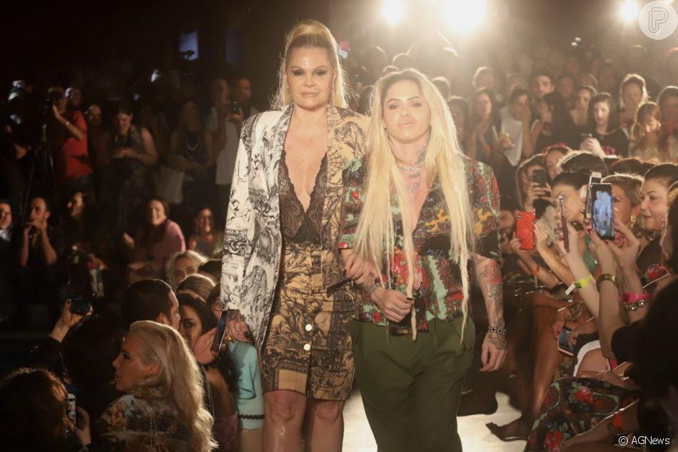 Monique Evans e a mulher, a DJ Caca Werneck, desfilaram de braços dados ...