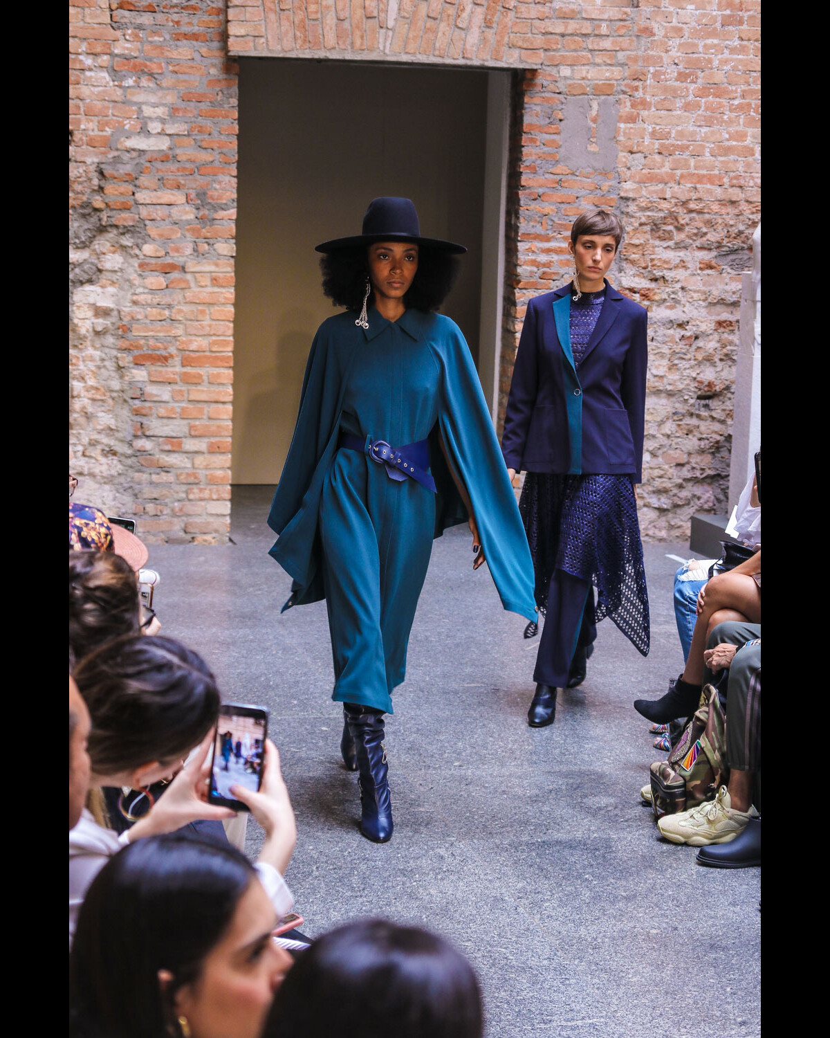 Foto: Vestido fluido com acessórios mais rígidos traz o contraste no ...