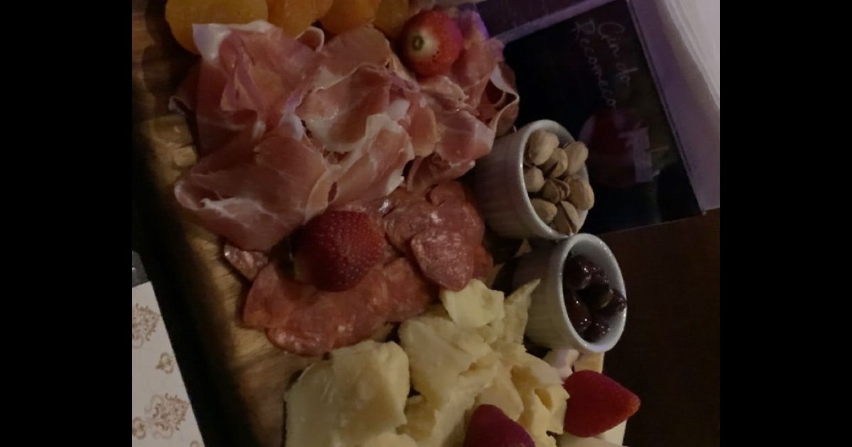 Zilu e Marco Augusto Ruggiero se deliciam com petiscos durante ...