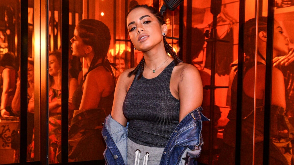 Foto: Anitta passa por nova mudança e dá 'arrebitadinha' na boca com ...