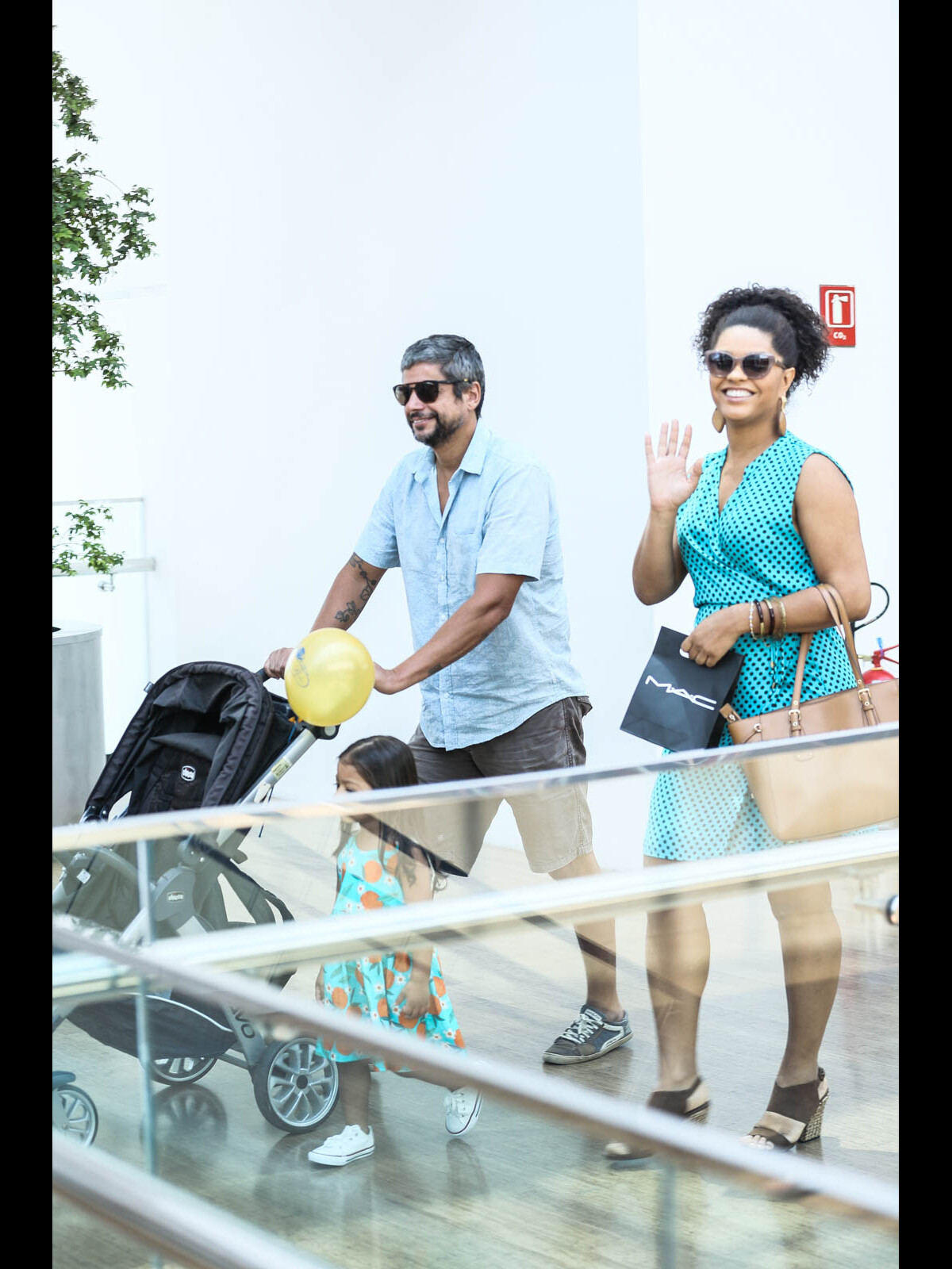 Foto: Juliana Alves esbanja simpatia e acena para paparazzi em shopping ...