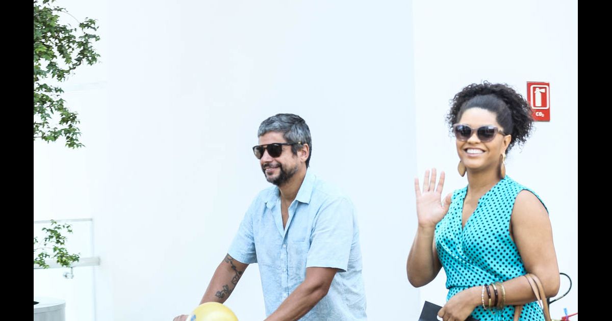 Juliana Alves esbanja simpatia e acena para paparazzi em shopping ...