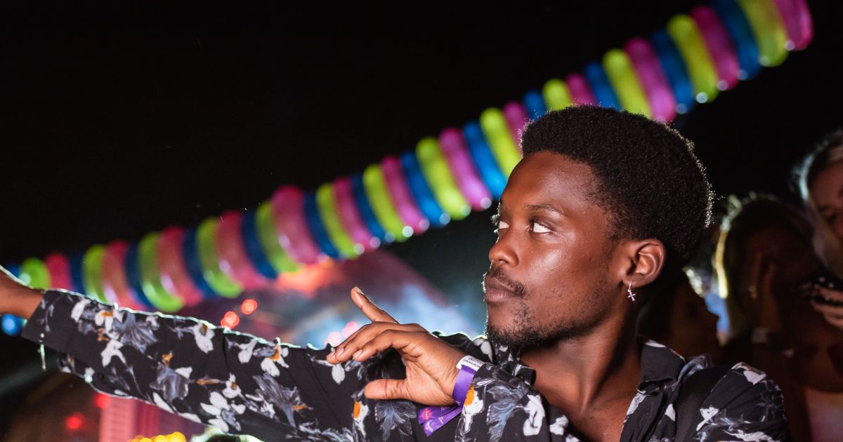 O ator Maicon Rodrigues e mais famosos se divertem na festa Borogodó ...