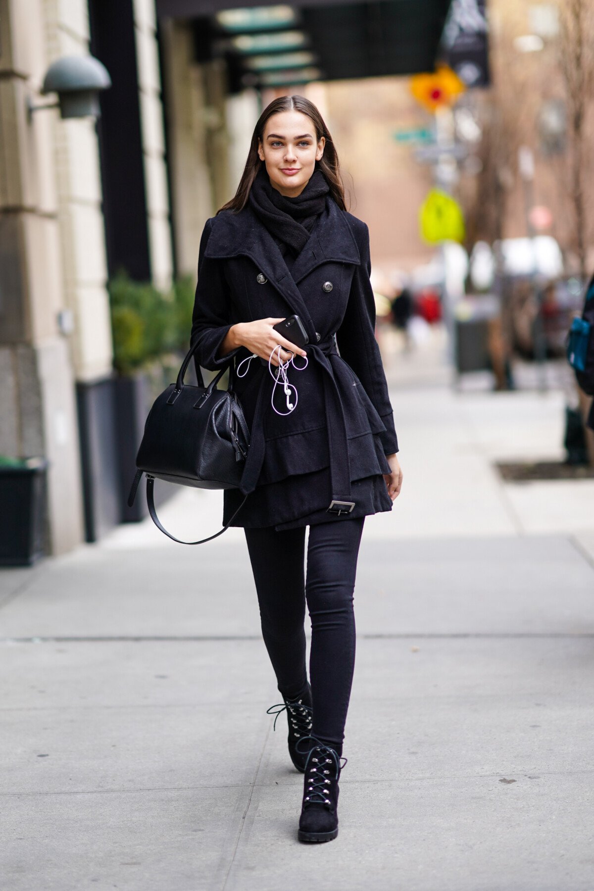 Foto: Calça jeans skinny com botas e sobretudo curto - Purepeople