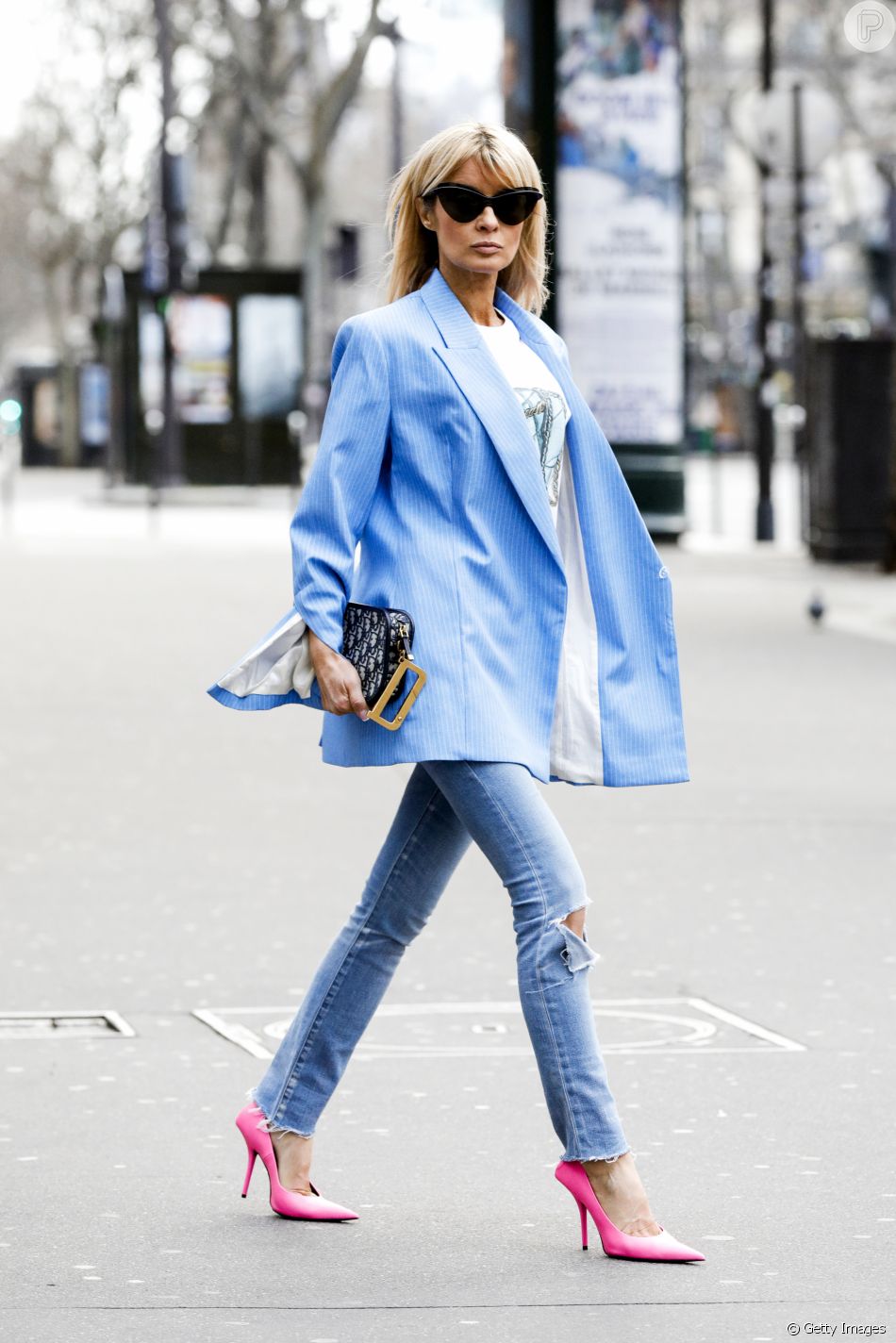 Calça jeans skinny com camiseta, blazer e sapatos de salto para trazer ...