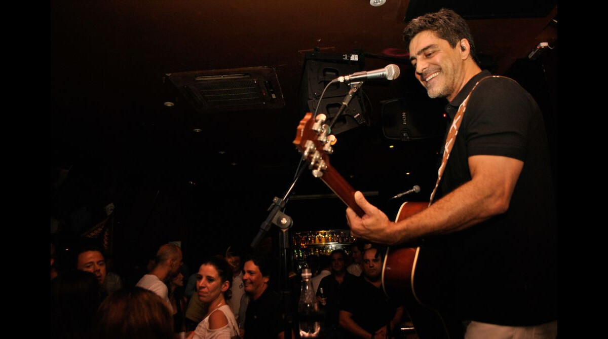 Foto: Junno Andrade canta na boate Piove, em São Paulo, em 28 de ...