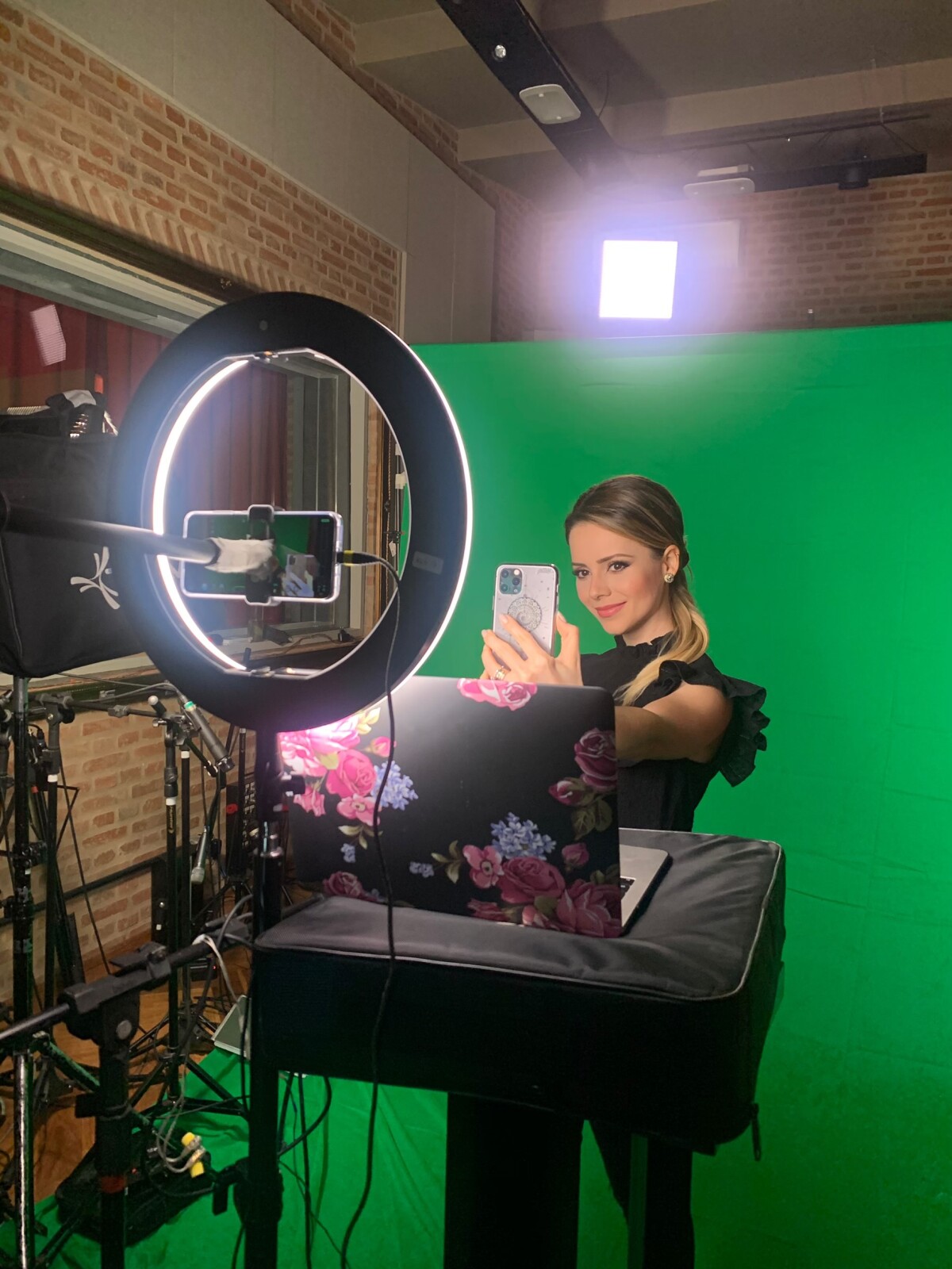 Foto: Sandy não consegue ficar sem maquiagem na vida pública - Purepeople