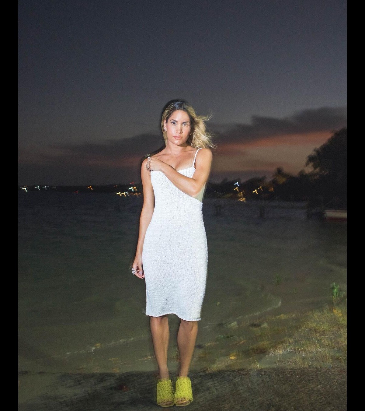 Foto: Thyana Dantas usou vestido branco e sandálias amarelas em look de ...