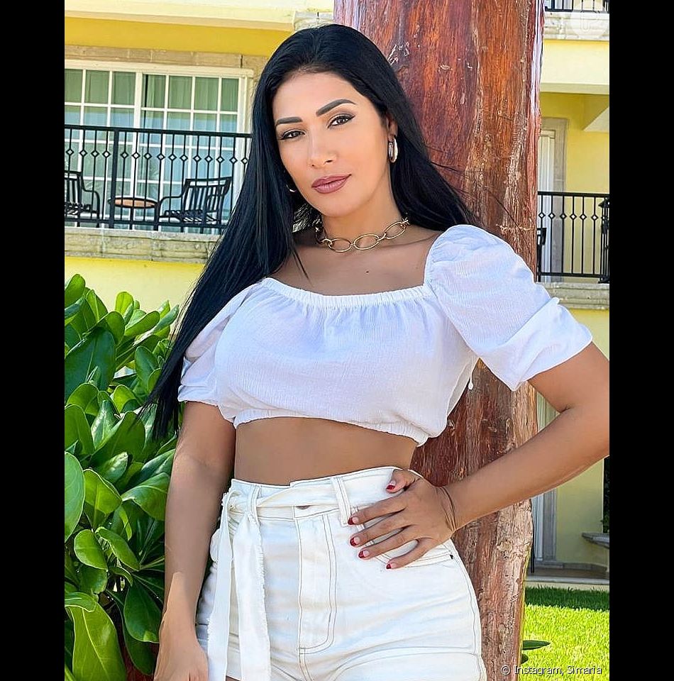 Simaria aposta em looks românticos e com sensualidade - Purepeople