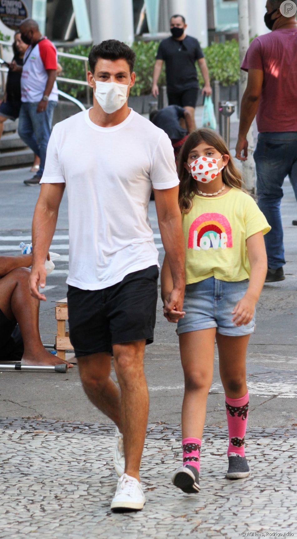 Filha de Cauã Reymond usou look colorido em passeio - Purepeople