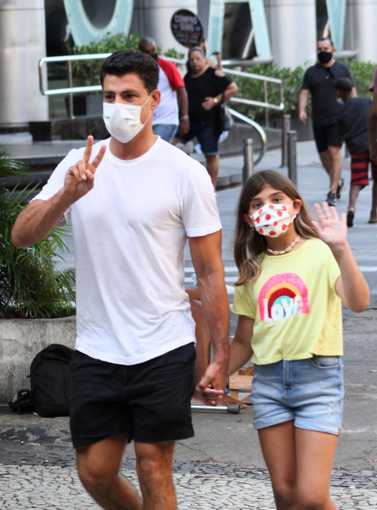 Foto: Cauã Reymond e a filha, Sofia, acenaram para fotógrafo - Purepeople