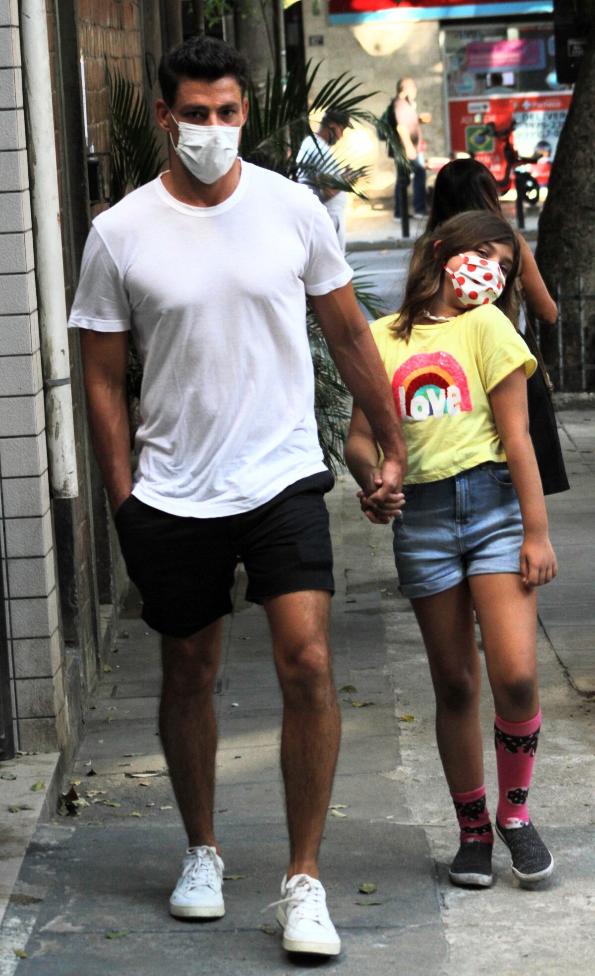 Foto: Cauã Reymond foi fotografado em passeio com filha, Sofia, de 9 ...