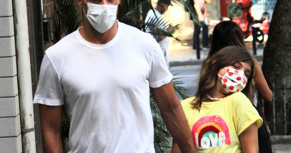 Cauã Reymond foi fotografado em passeio com filha, Sofia, de 9 anos ...