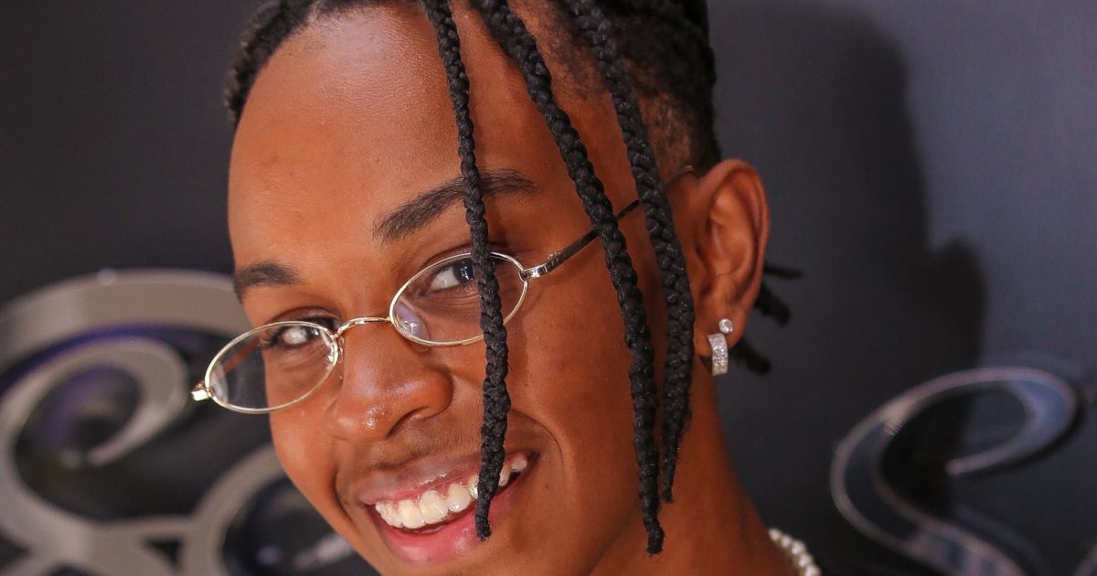 Aos 18 anos, o Cirilo de 'Carrossel' adotou visual com tranças - Purepeople
