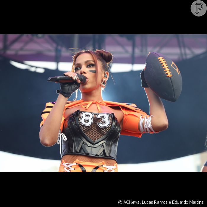Anitta se apresenta com look inspirado em time de futebol americano ...