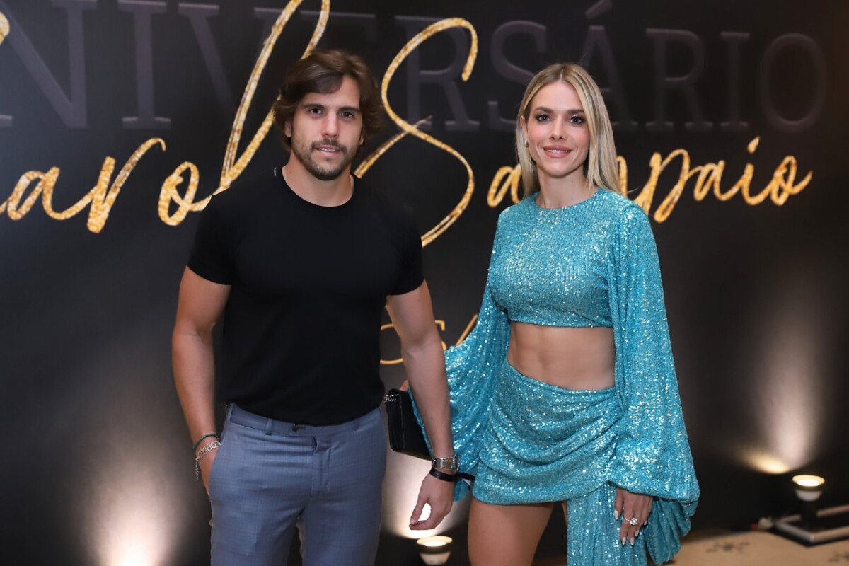 Foto: Monique Alfradique levou o namorado, Gabriel Drummond, para a ...