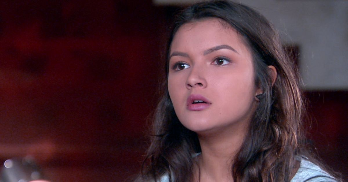 Cassandra (Bárbara Maia) simula ser inocente para ir a uma festa na ...