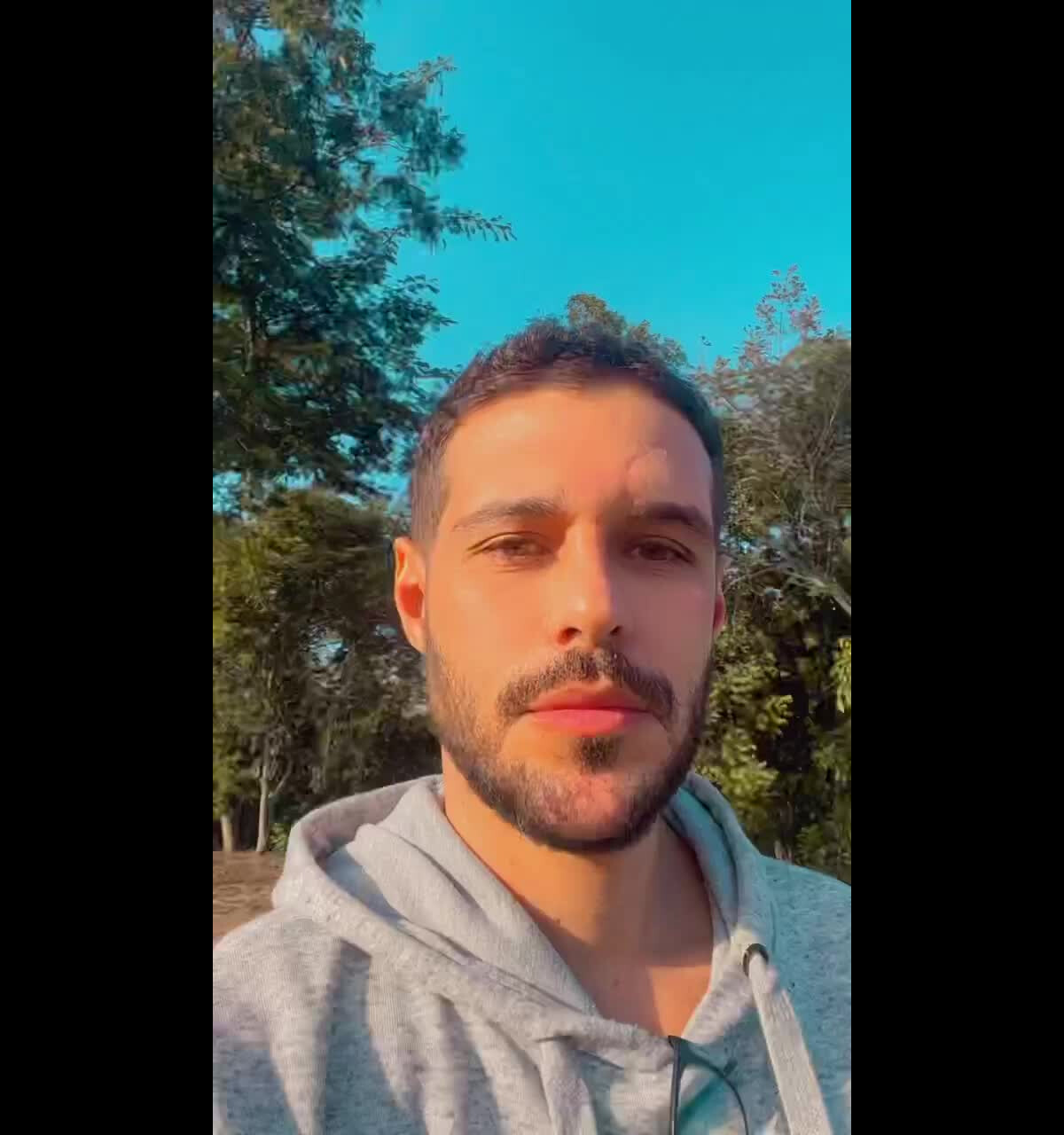 Vídeo: Ex-BBB Rodrigo sai na rua pela primeira vez após grave acidente ...