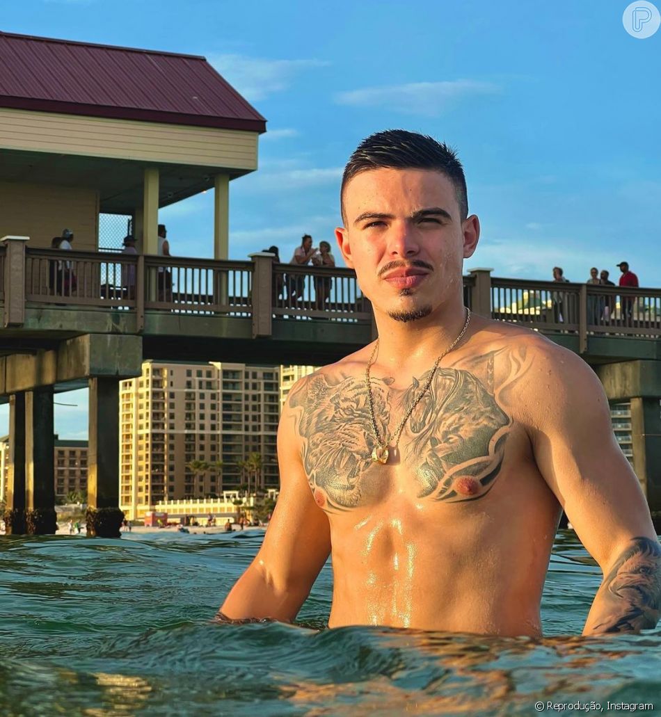 A Fazenda 2022: Thomaz Costa afasta sunga durante o banho e web reage ...