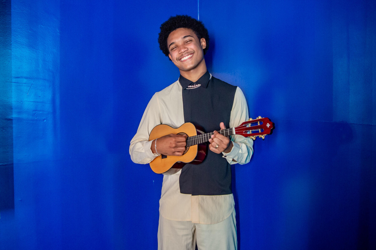 Foto: Novela 'Todas as Flores': namorada de Celinho (Leonardo Lima Carvalho), Brenda (Heloisa ...