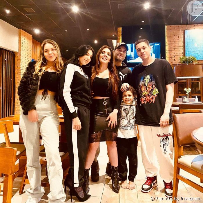 Filho de Simony, Ryan ajudou a mãe a raspar a cabeça durante tratamento ...