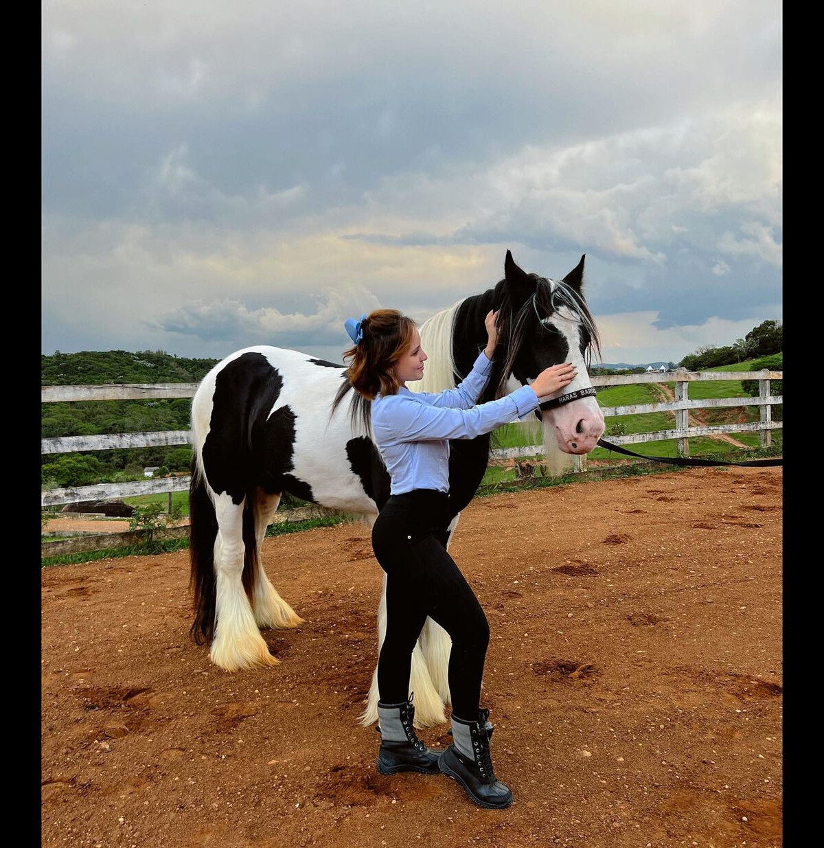 Foto: Larissa Manoela posa com cavalo em haras e relembra acidente - Purepeople