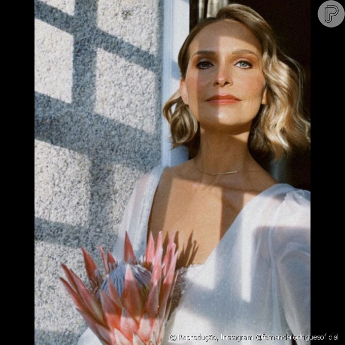 Uma única flor foi o buquê de Fernanda Rodrigues: a atriz escolheu a ...