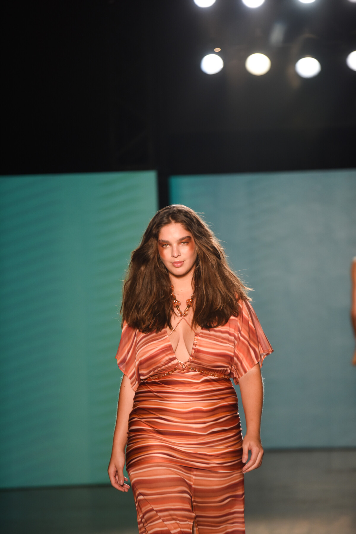 Foto: Cabelo com volume surge como tendência de beleza na SPFW - Purepeople