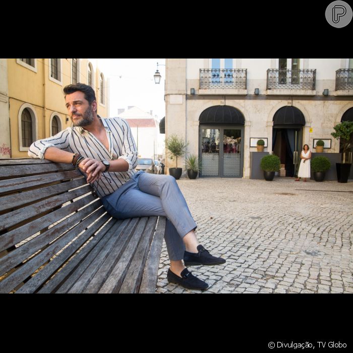 Moretti (Rodrigo Lombardi) nota que sua arma sumiu na novela 'Travessia', no capítulo de sábado ...