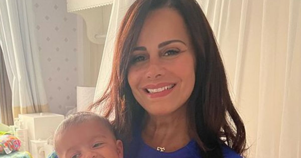 Filho de Viviane Araujo surgiu no colo da mãe com a blusa da Seleção ...