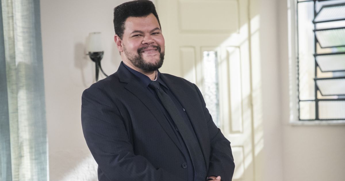 Padre Severo (Babu Santana) impõe respeito também através de sua força ...