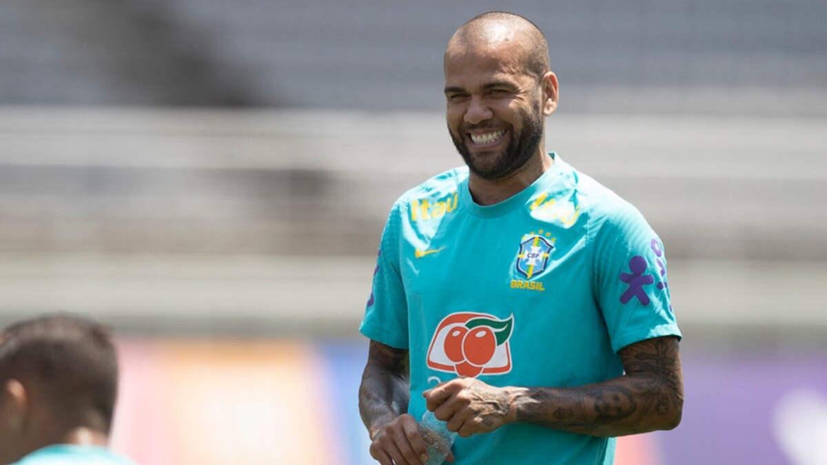 Foto: Daniel Alves rebate críticas após escalação para a seleção ...