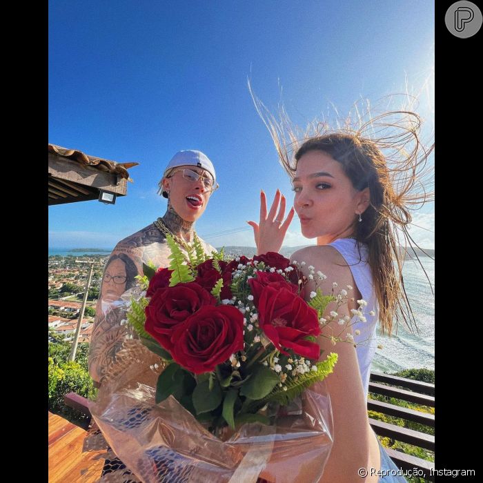 MC Daniel e Mel Maia oficializaram namoro com uma aliança e um buquê de ...