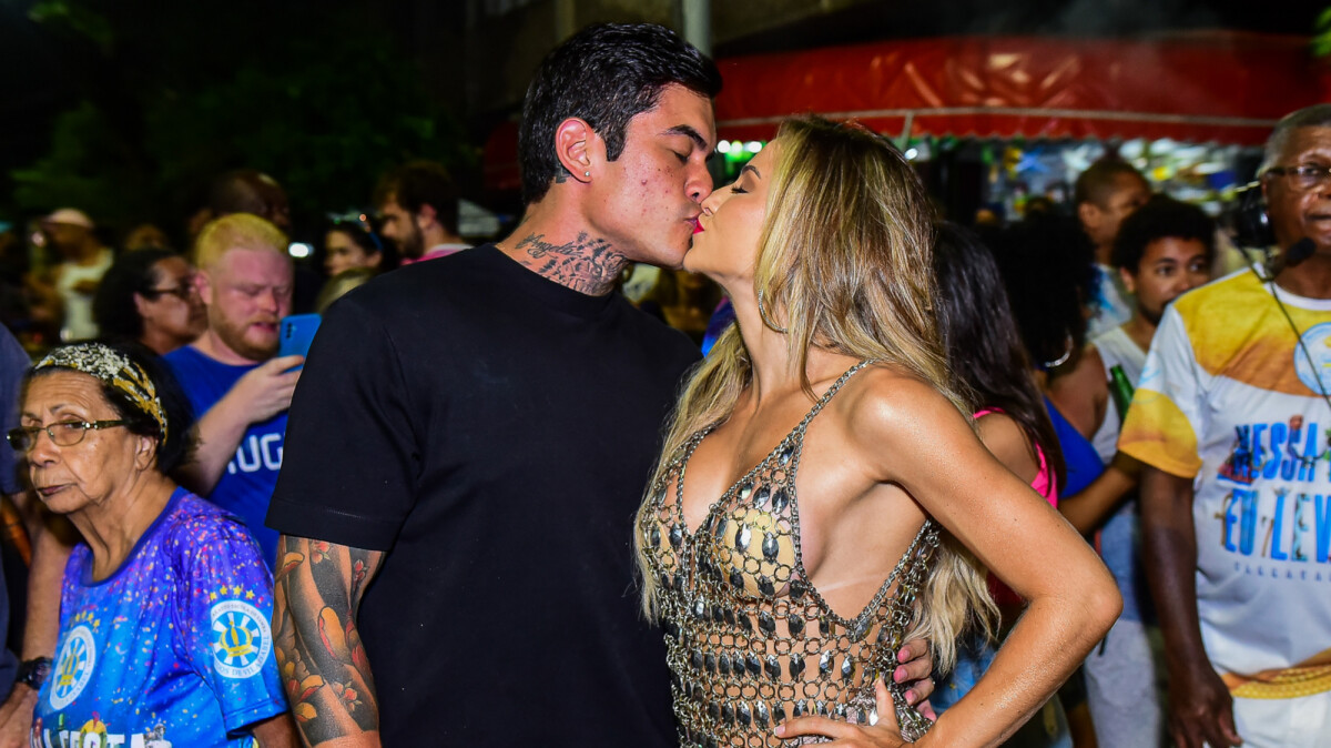 Foto: Gabi Martins e o namorado, Lincoln Lau, trocaram beijos no ensaio de rua da Vila Isabel ...