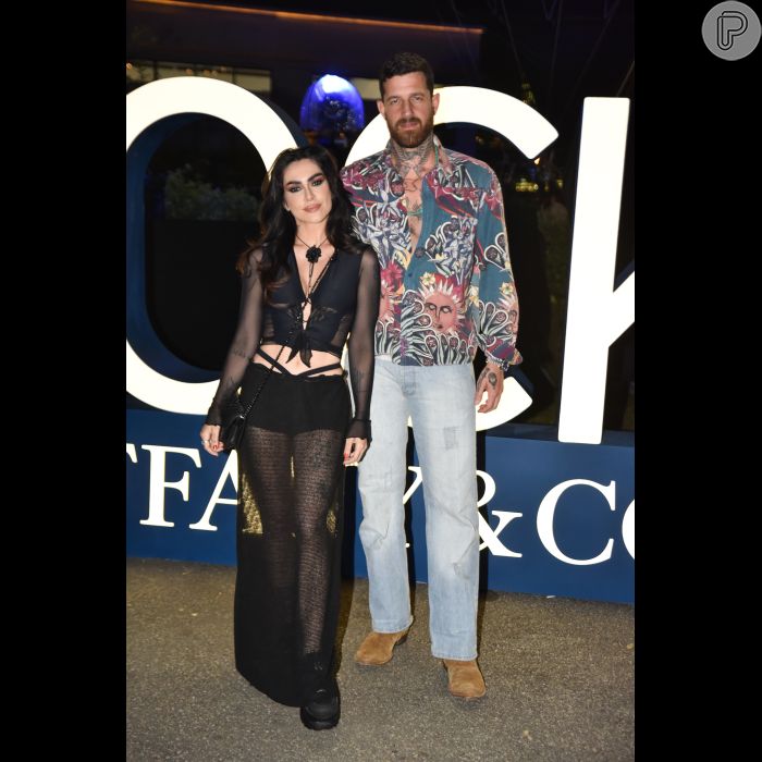 Cleo escolheu look all black para evento de joalheria com o marido ...